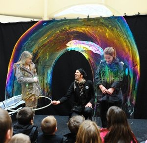 The Giant Bubble Show with Samsam Bubbleman | Data Thistle