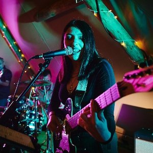 Ellie Jones & The Giants: Free Entry Gig | Data Thistle
