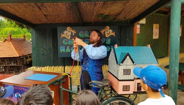 Magician Greg Chapman’s ‘(Miniature) World Tour’ | Data Thistle