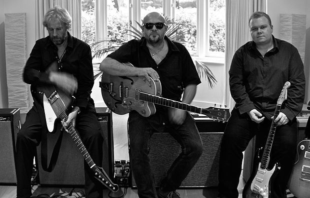 Alan Darby's Guitars Deluxe | Data Thistle